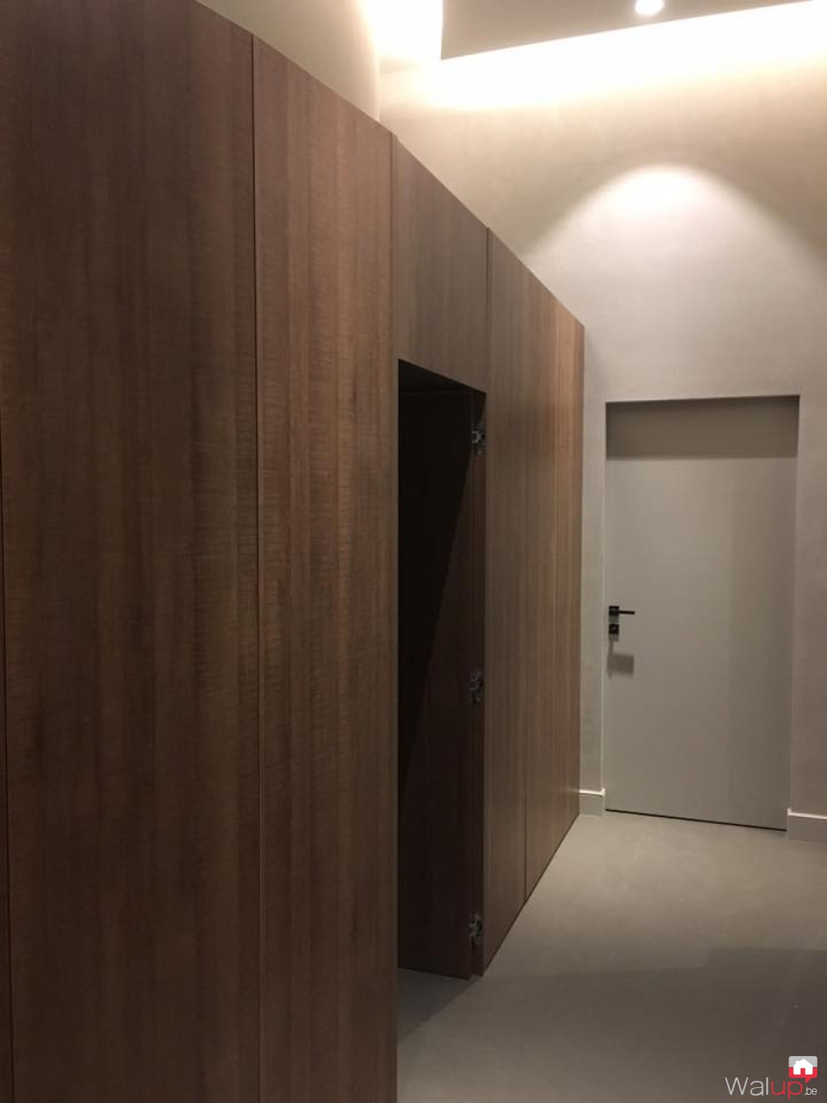 Porte invisible par Dervaux Ebénisterie