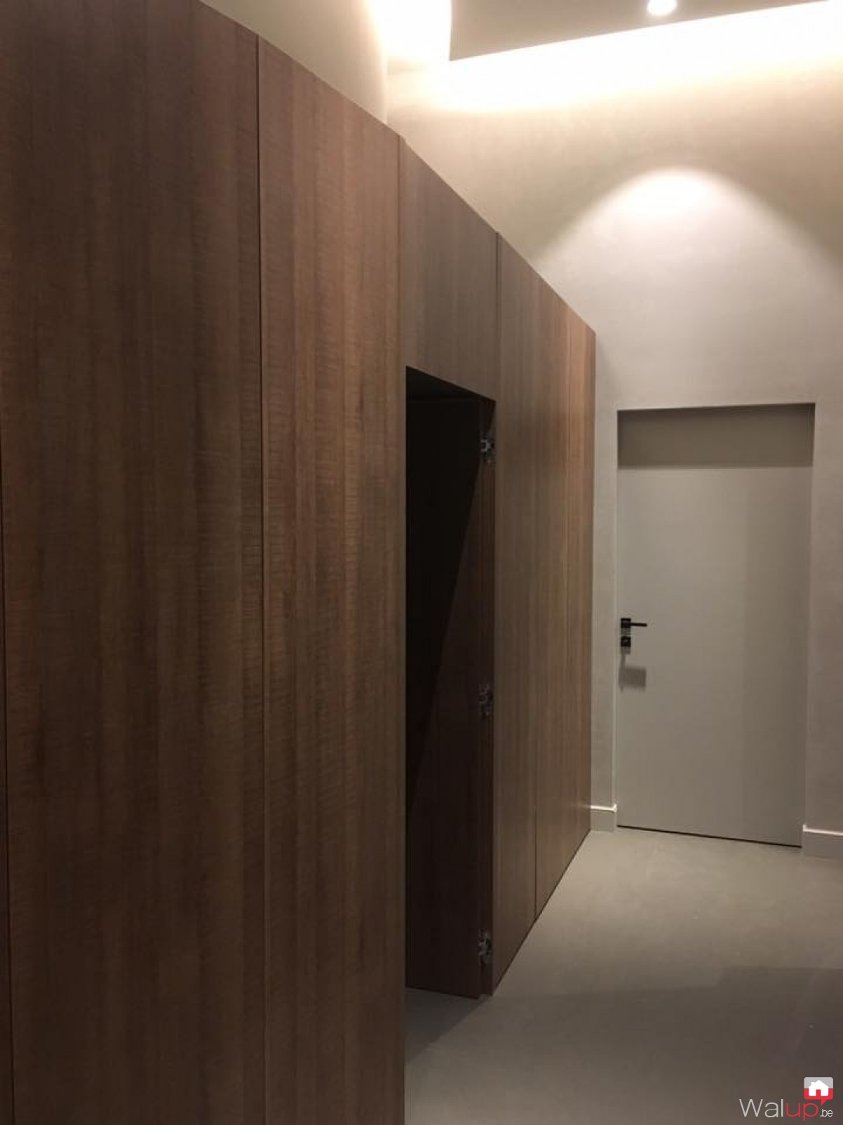 Porte invisible à Tournai par Dervaux Ebénisterie