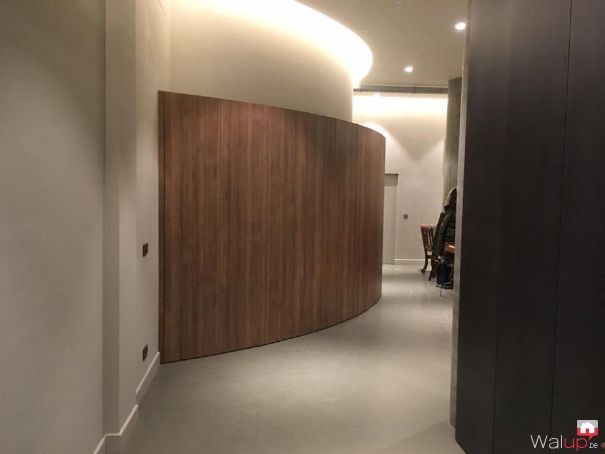 Porte invisible à Tournai par Dervaux Ebénisterie