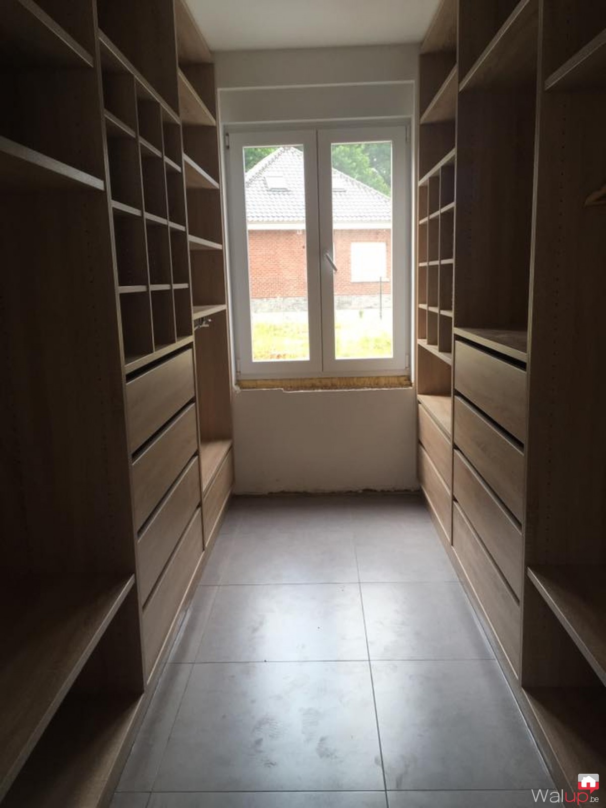 Un dressing sur mesure à Tournai par Dervaux Ebénisterie